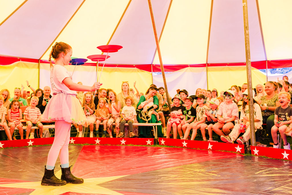 Circus shows and workshops for schools, events and festivals - Circus Pazaz